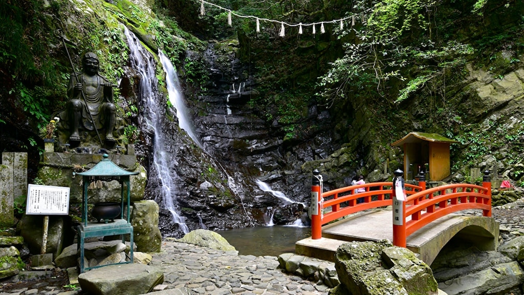 Experience Waterfall Meditation at These Recommended Spots – skyticket ...